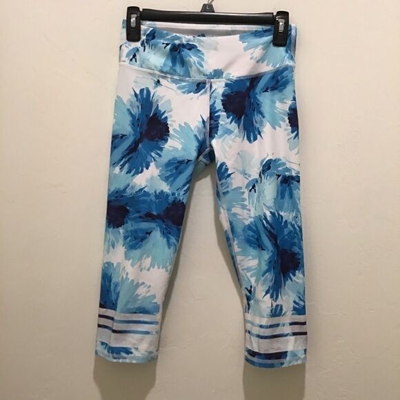 Fabletics | Pants & Jumpsuits | Fableticstropicalbloomcropleggingssmall ...